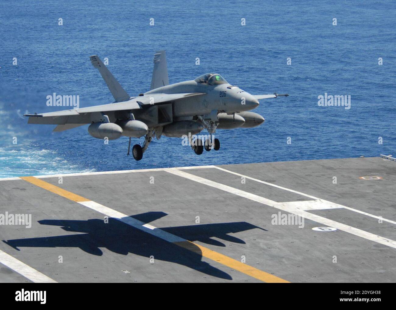 Flight deck qualifications hi-res stock photography and images - Alamy