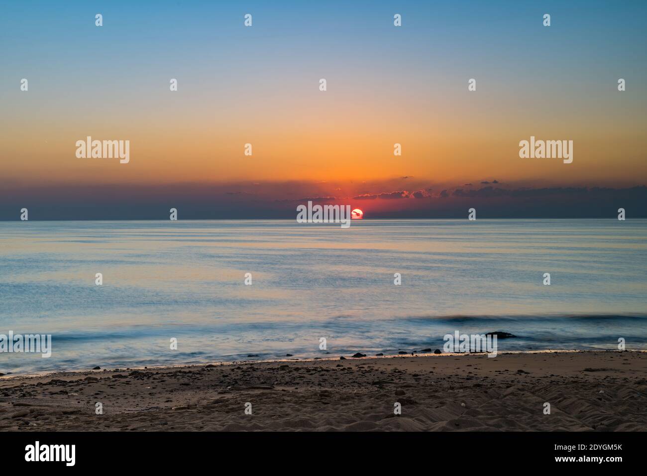 Sun rising over ocean hi-res stock photography and images - Alamy