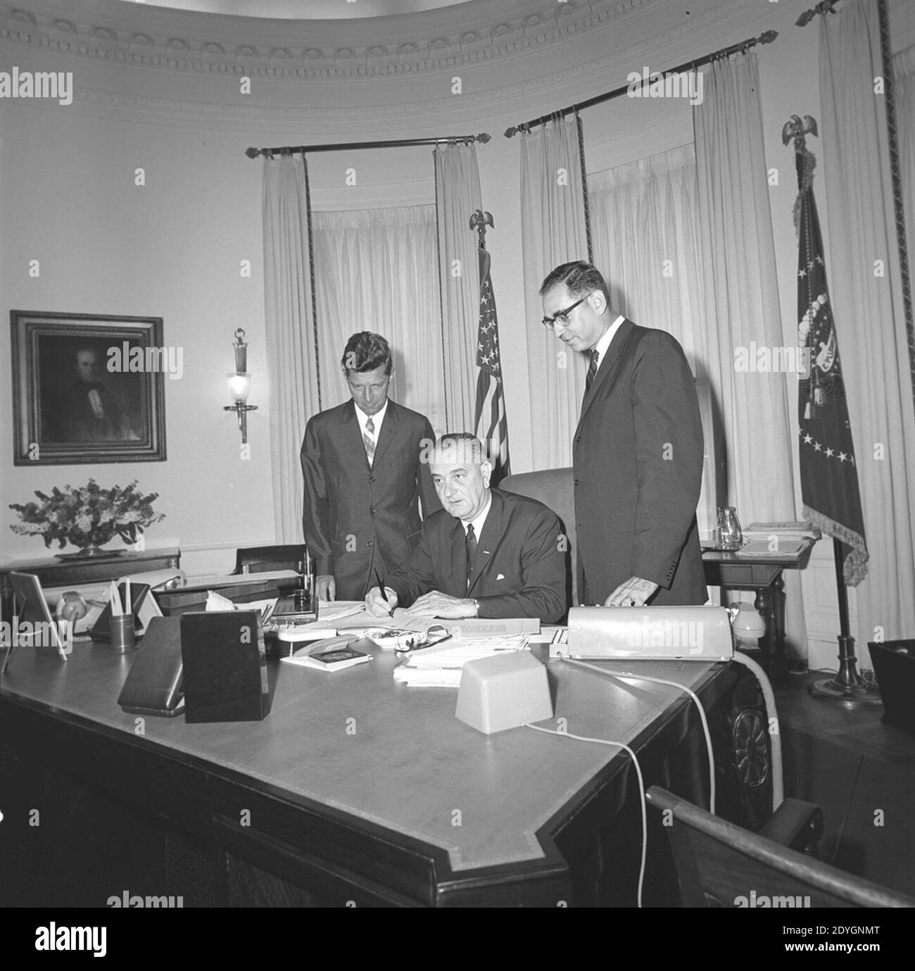 LBJ signs bill in the Oval Office 1964 Stock Photo - Alamy