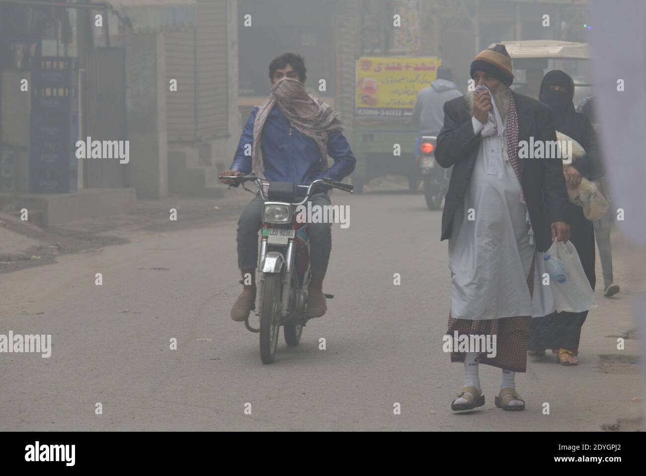 Pakistani Commuters make their way amid dense fog on a cold winter in ...