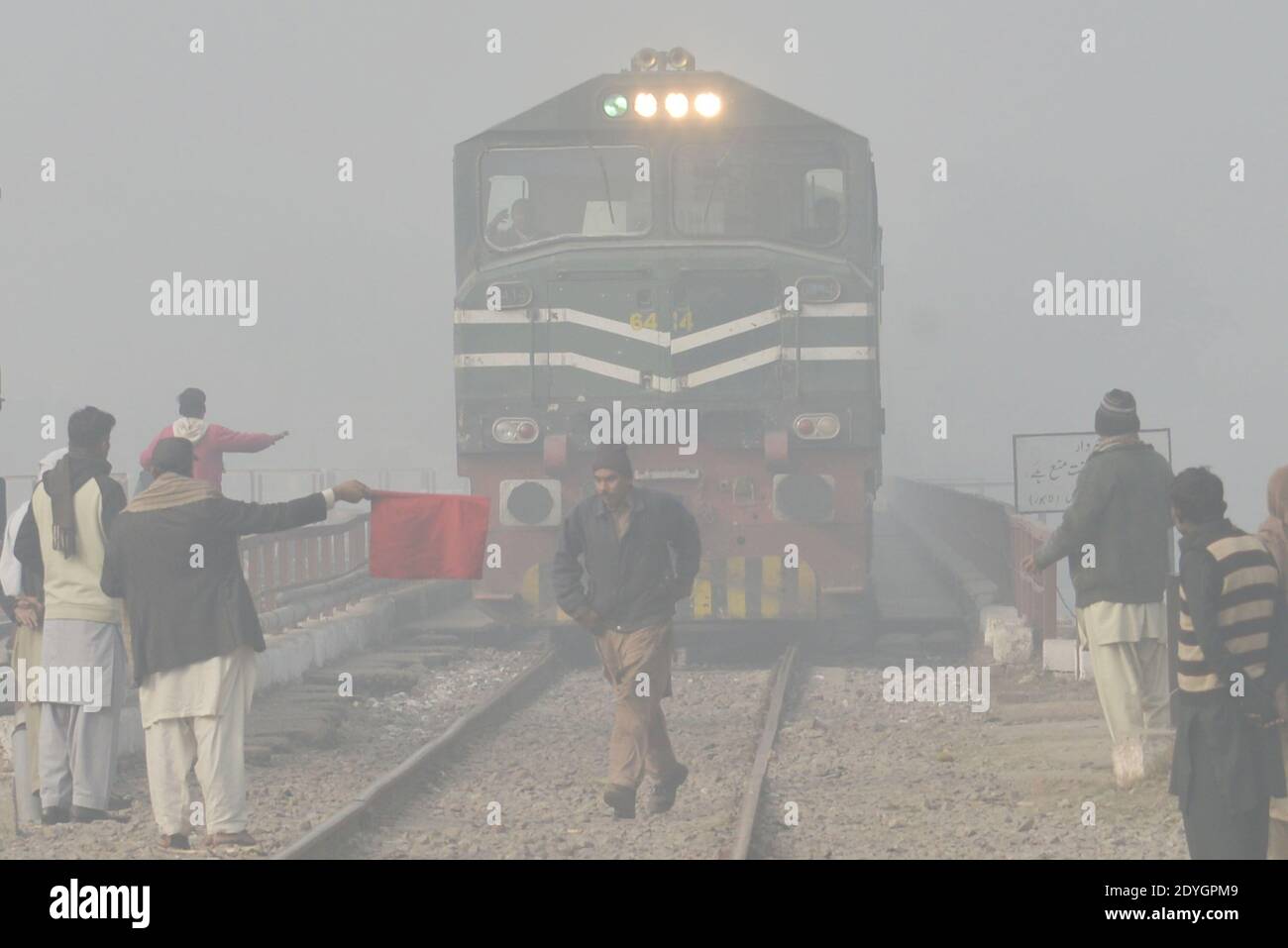 Pakistani Commuters make their way amid dense fog on a cold winter in ...