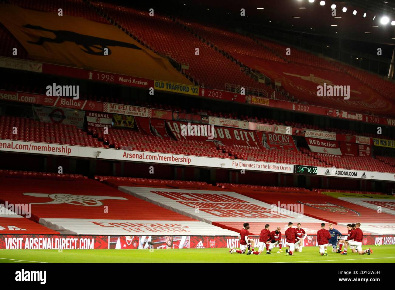 Arsenal warm up prior to the Premier League match at the Emirates ...