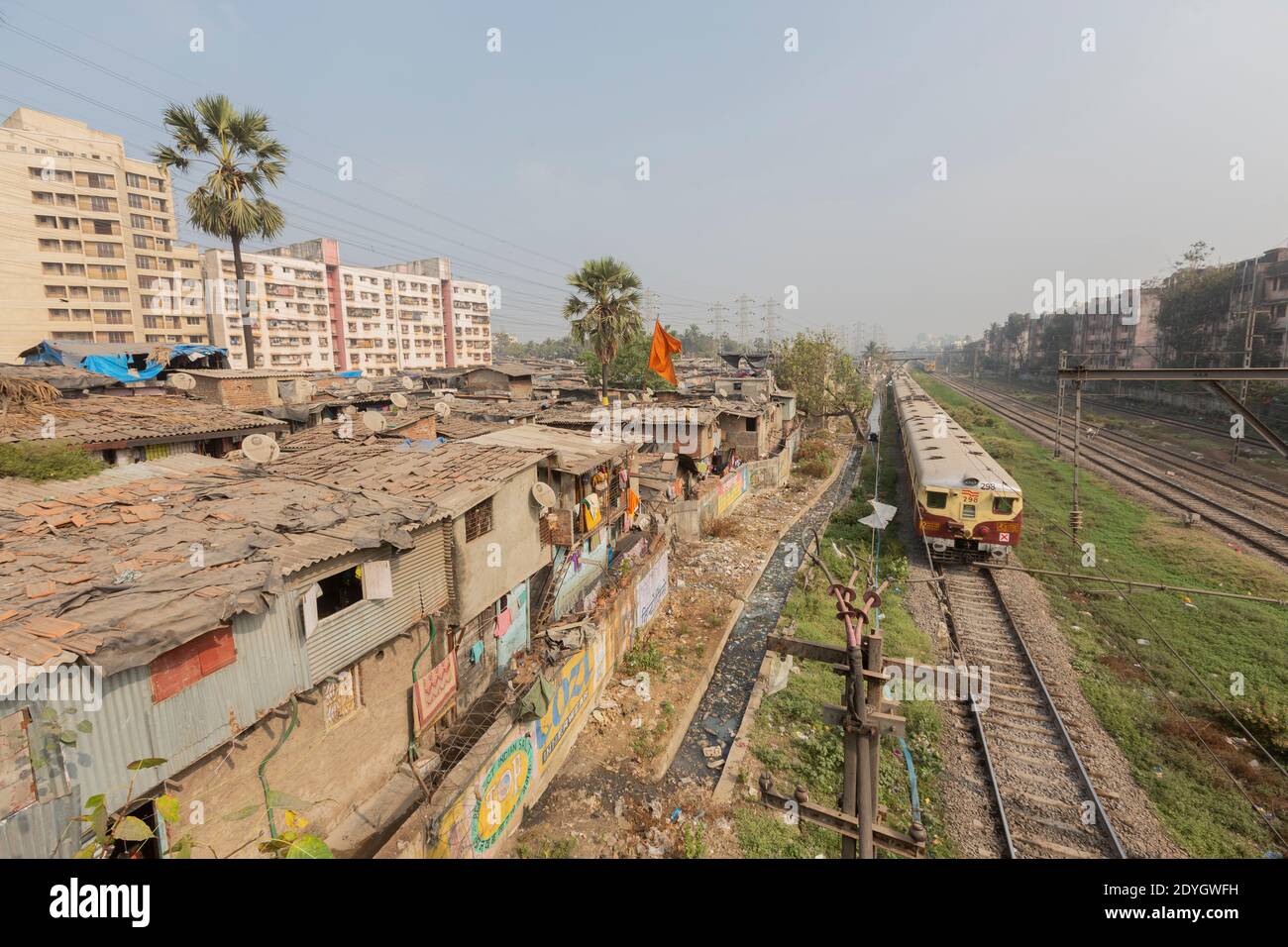 Mumbai India Commuter train passing Dharavi Slum Stock Photo - Alamy