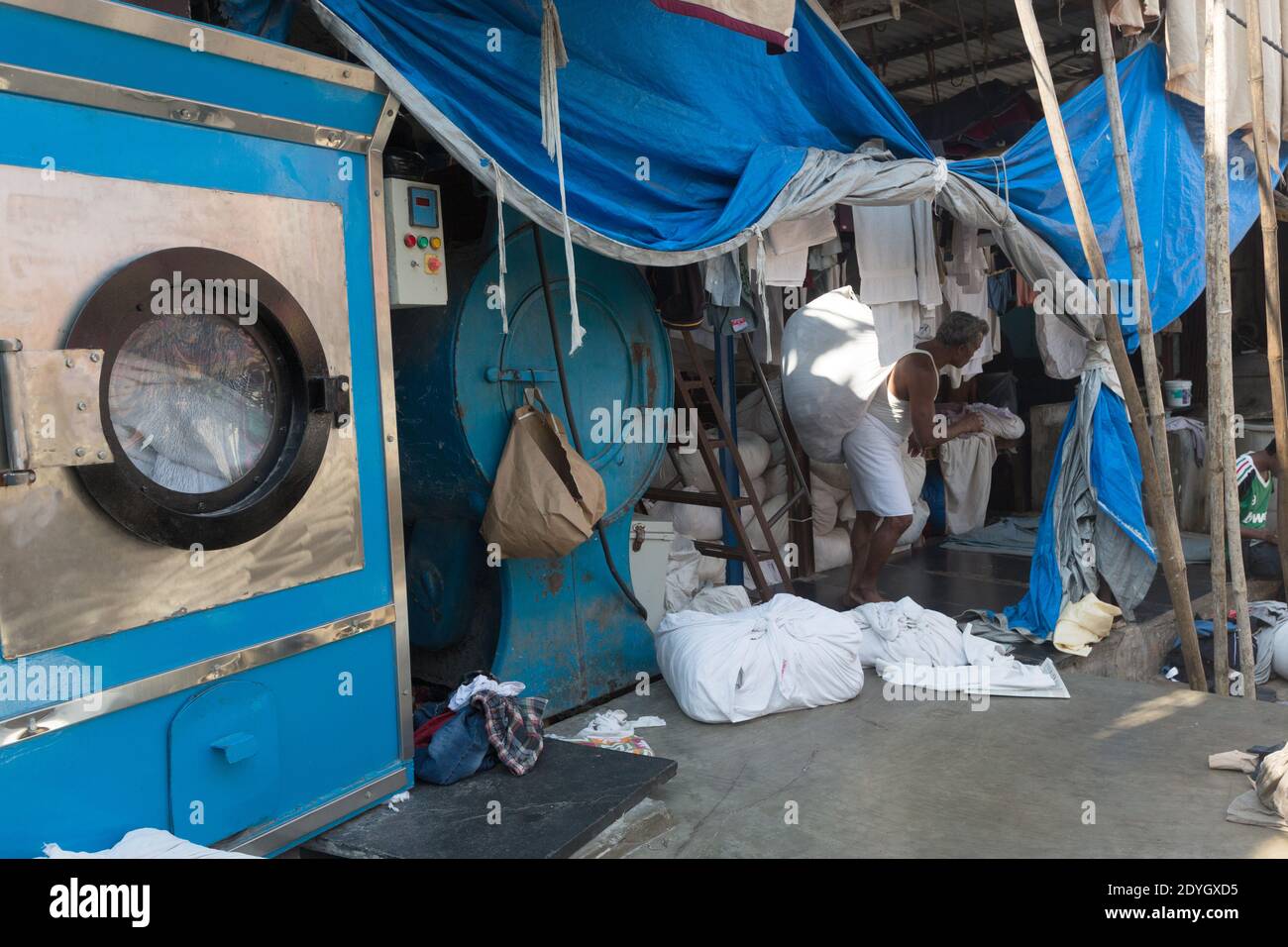 Man carrying washing machine hi-res stock photography and images - Alamy