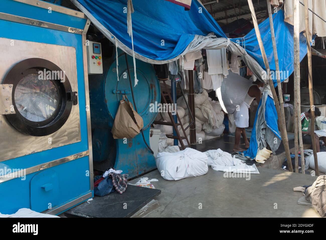 Man carrying washing machine hi-res stock photography and images - Alamy
