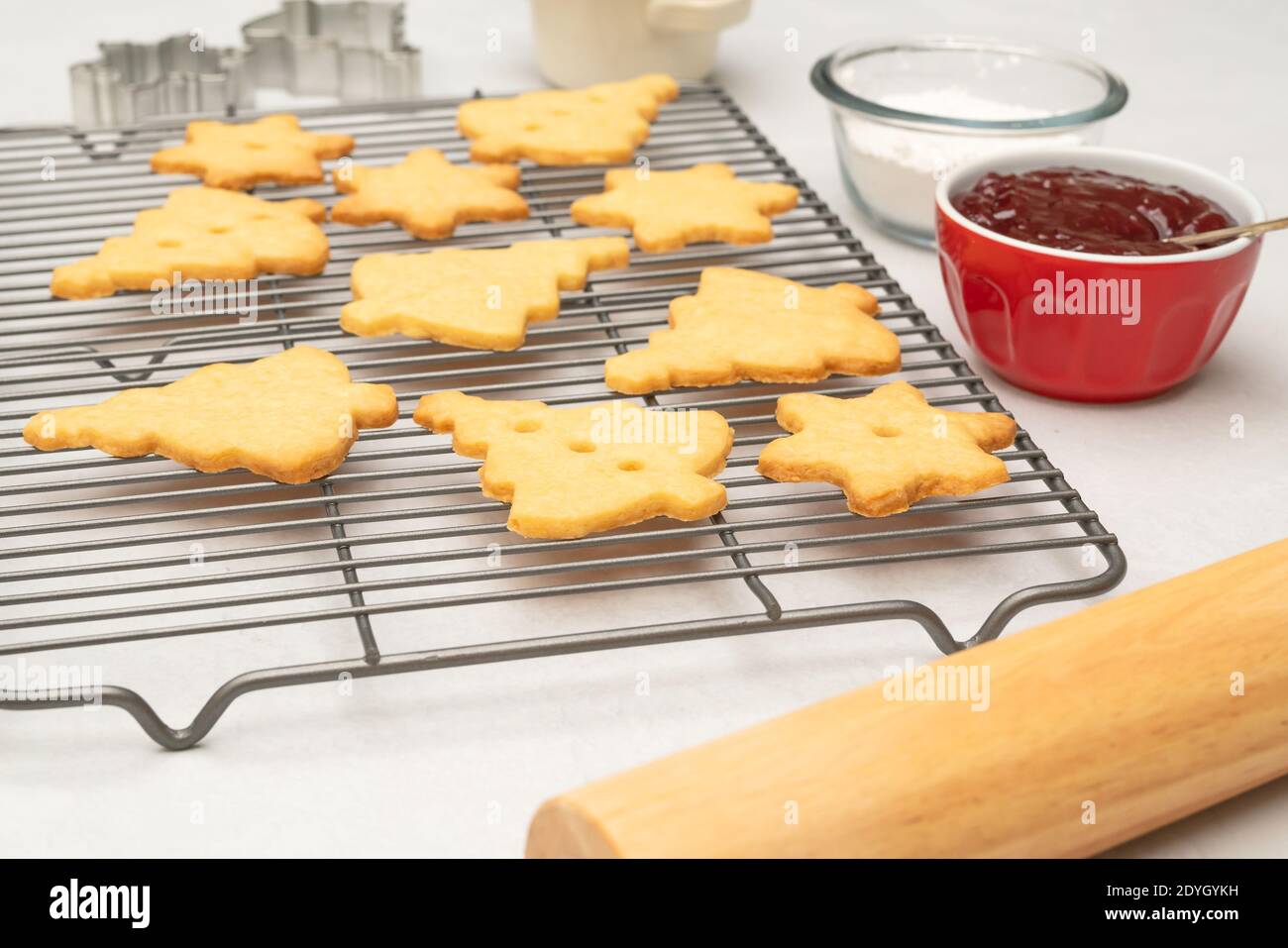 Classic Shortbread cookies with raspberry preserves recipe. Cookies ...