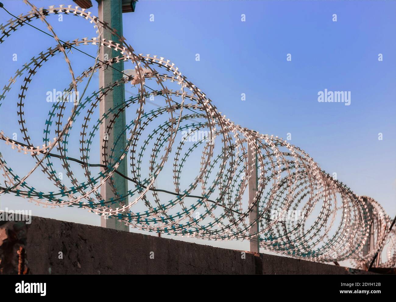 Shiny barbed wire hi-res stock photography and images - Alamy