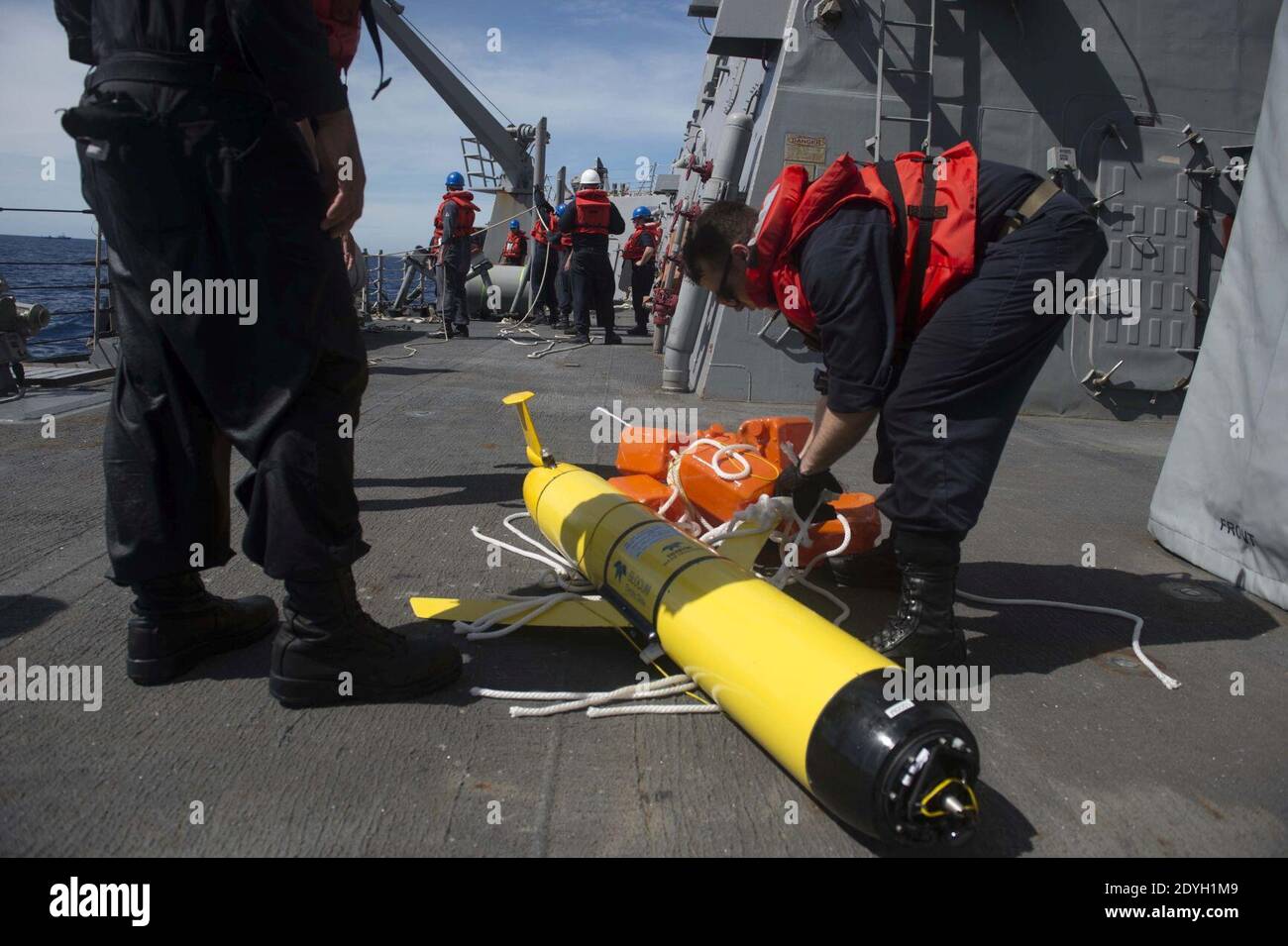 Uss mustin hi-res stock photography and images - Alamy