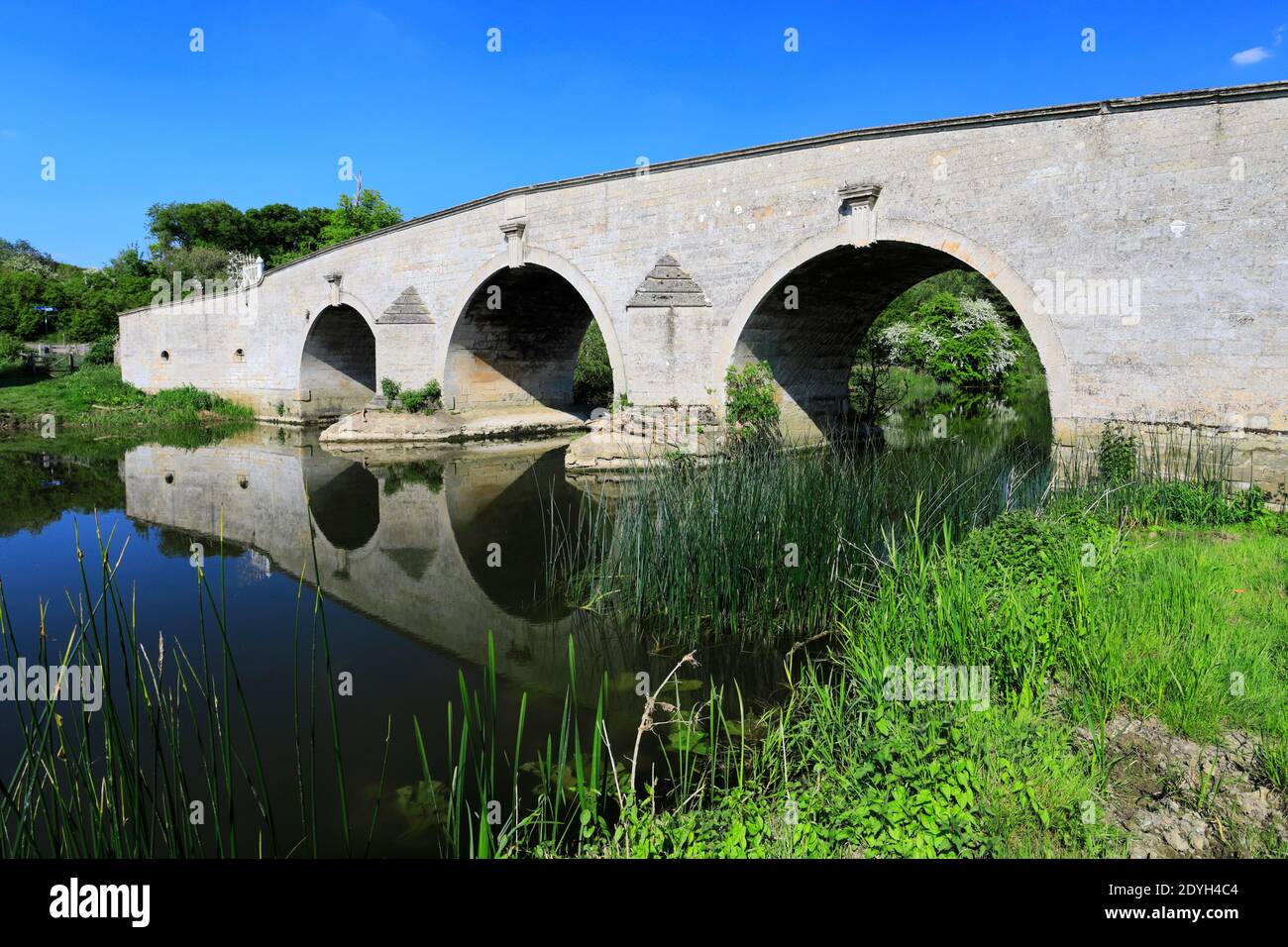 Milton Ferry Stone Bridge over the river Nene, Ferry Meadows country ...