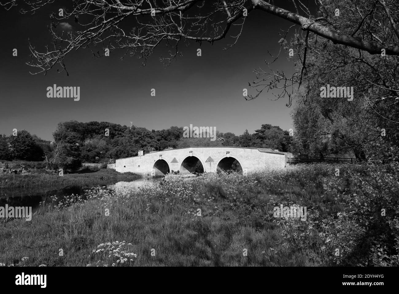 Milton Ferry Stone Bridge over the river Nene, Ferry Meadows country ...