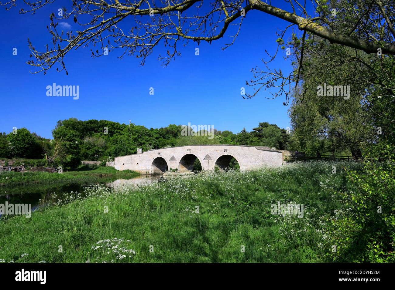 Milton Ferry Stone Bridge over the river Nene, Ferry Meadows country ...