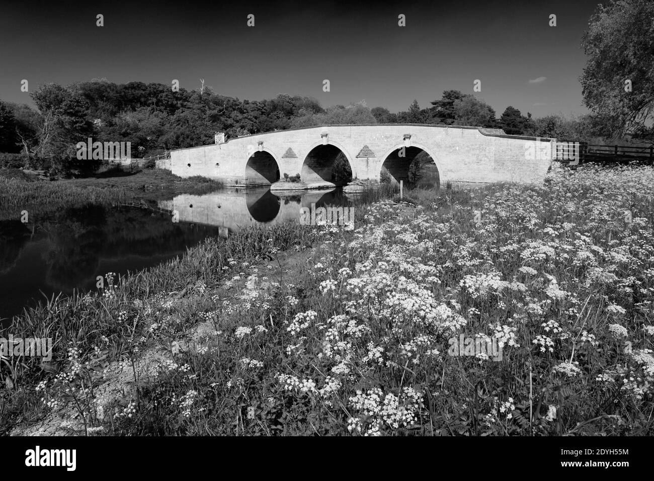 Milton Ferry Stone Bridge over the river Nene, Ferry Meadows country ...