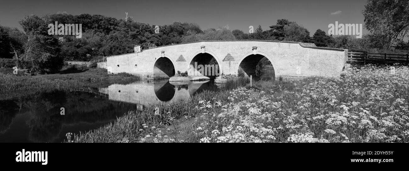 Milton Ferry Stone Bridge over the river Nene, Ferry Meadows country ...
