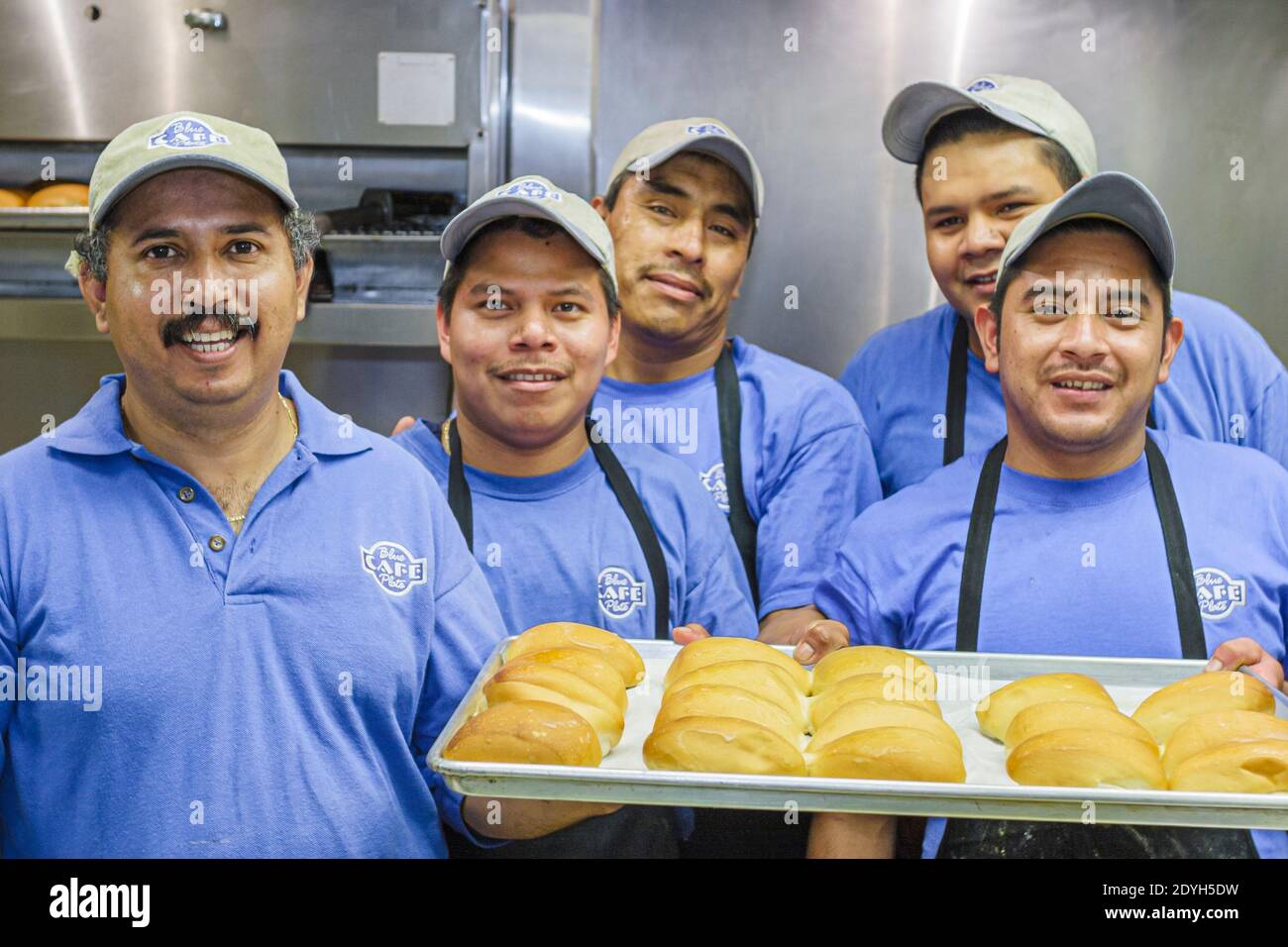 Kitchen restaurant staff hi-res stock photography and images - Alamy