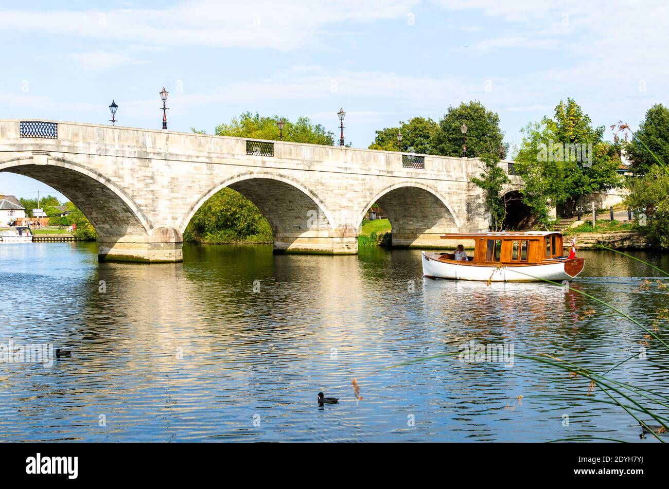 River thames in surrey hi-res stock photography and images - Alamy