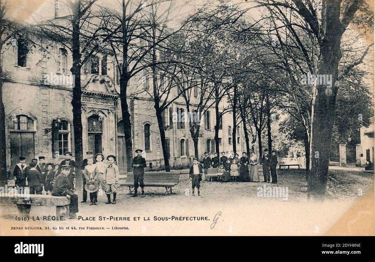 La Réole - Place Saint-Pierre 2 Stock Photo - Alamy