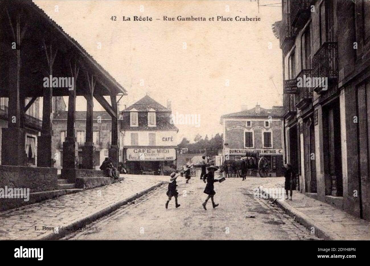 La Réole - Place Craberie 3 Stock Photo - Alamy