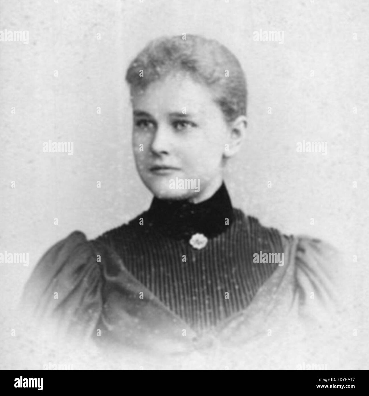 Lady mira a la derecha en negro bella época dresde Stock Photo - Alamy