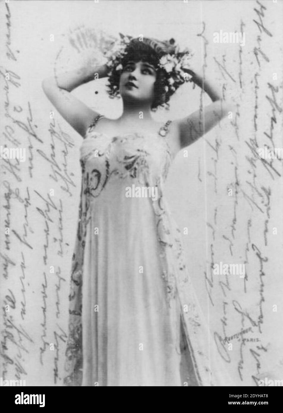 Lady mira el cielo lleno de lujuria bella época dresde Stock Photo - Alamy