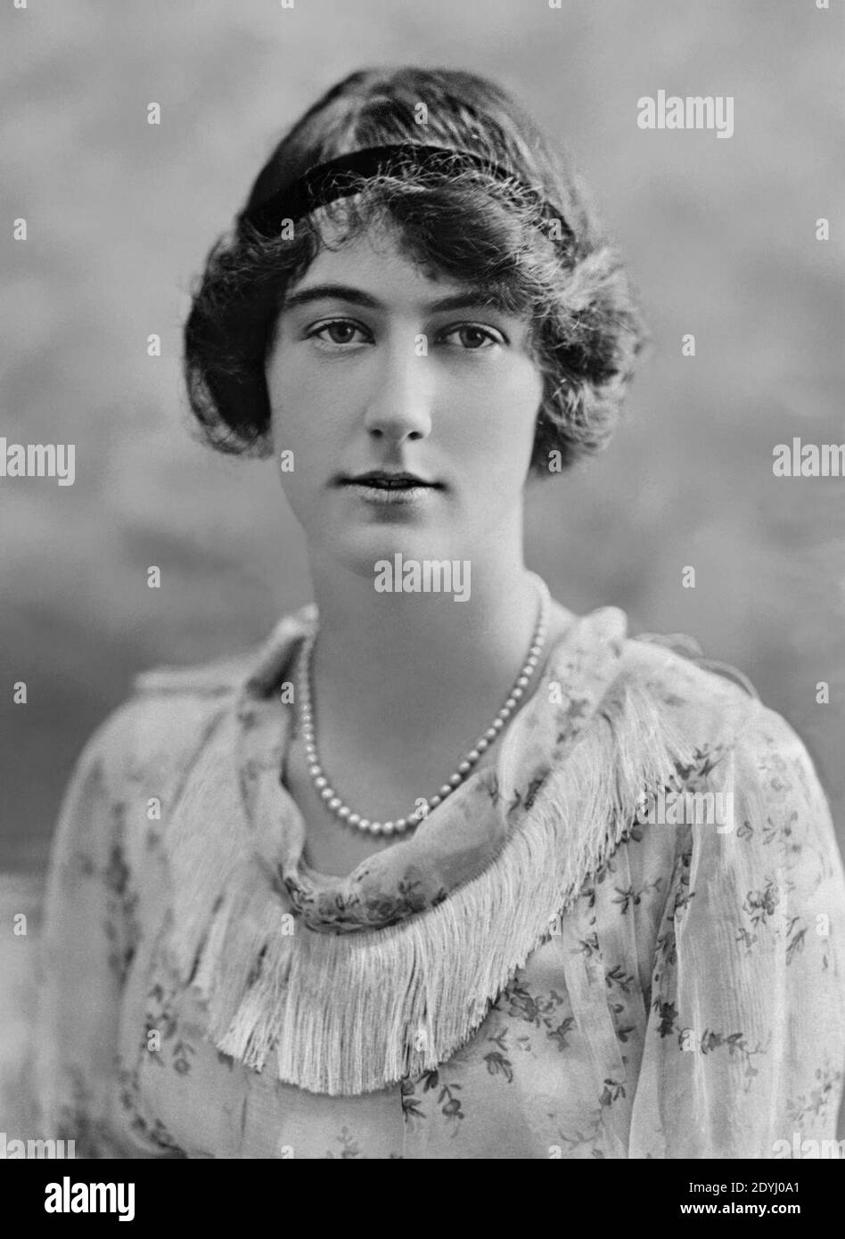 Lady-Dorothy-Evelyn-Macmillan-ne-Cavendish (retouched greyscale Stock ...