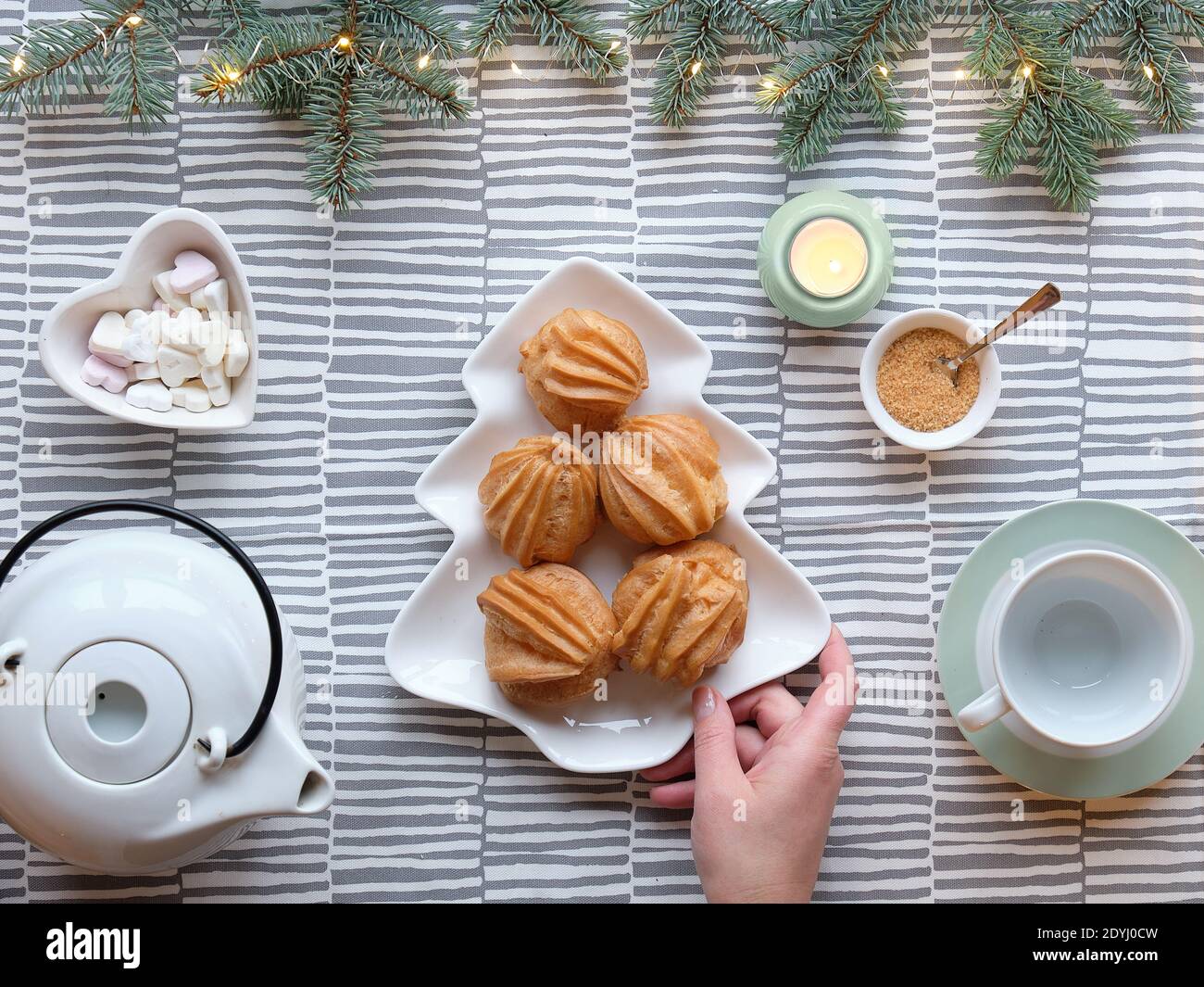 Holds plate hi-res stock photography and images - Alamy