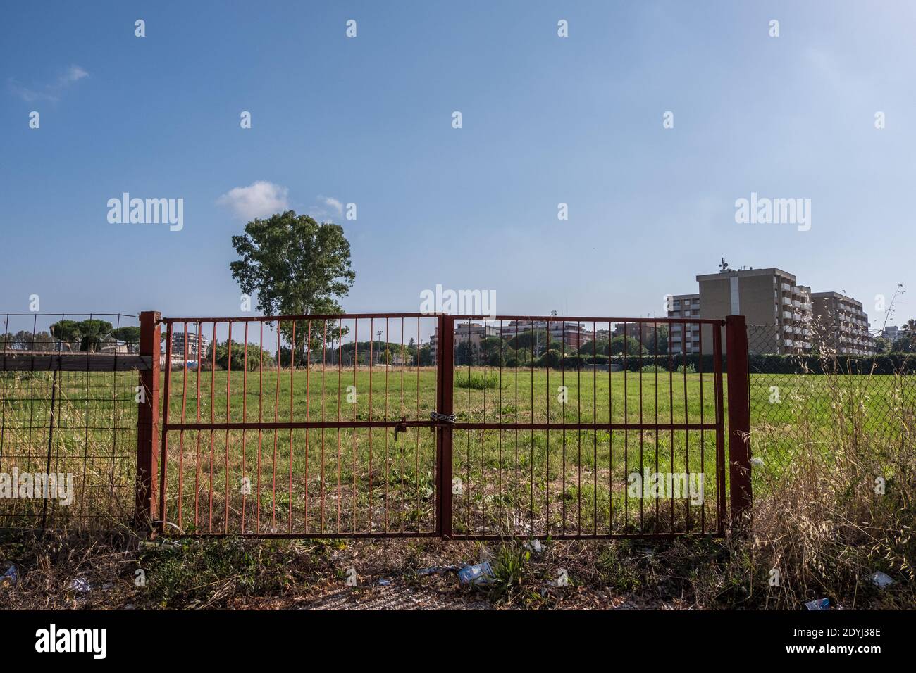 Old chain on a farm gate hi-res stock photography and images - Alamy