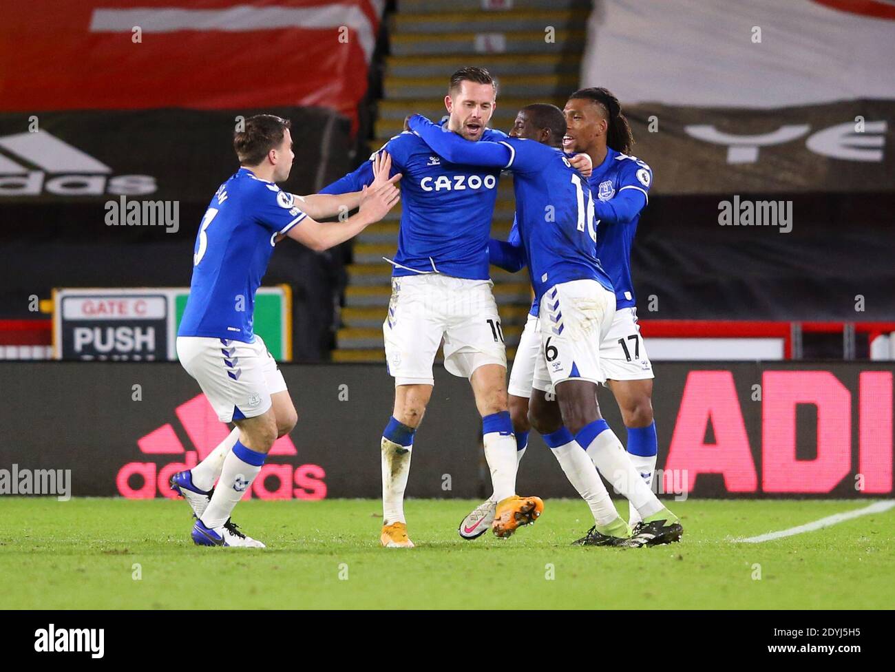 Everton's Gylfi Sigurdsson (centre) celebrates scoring his side's first ...