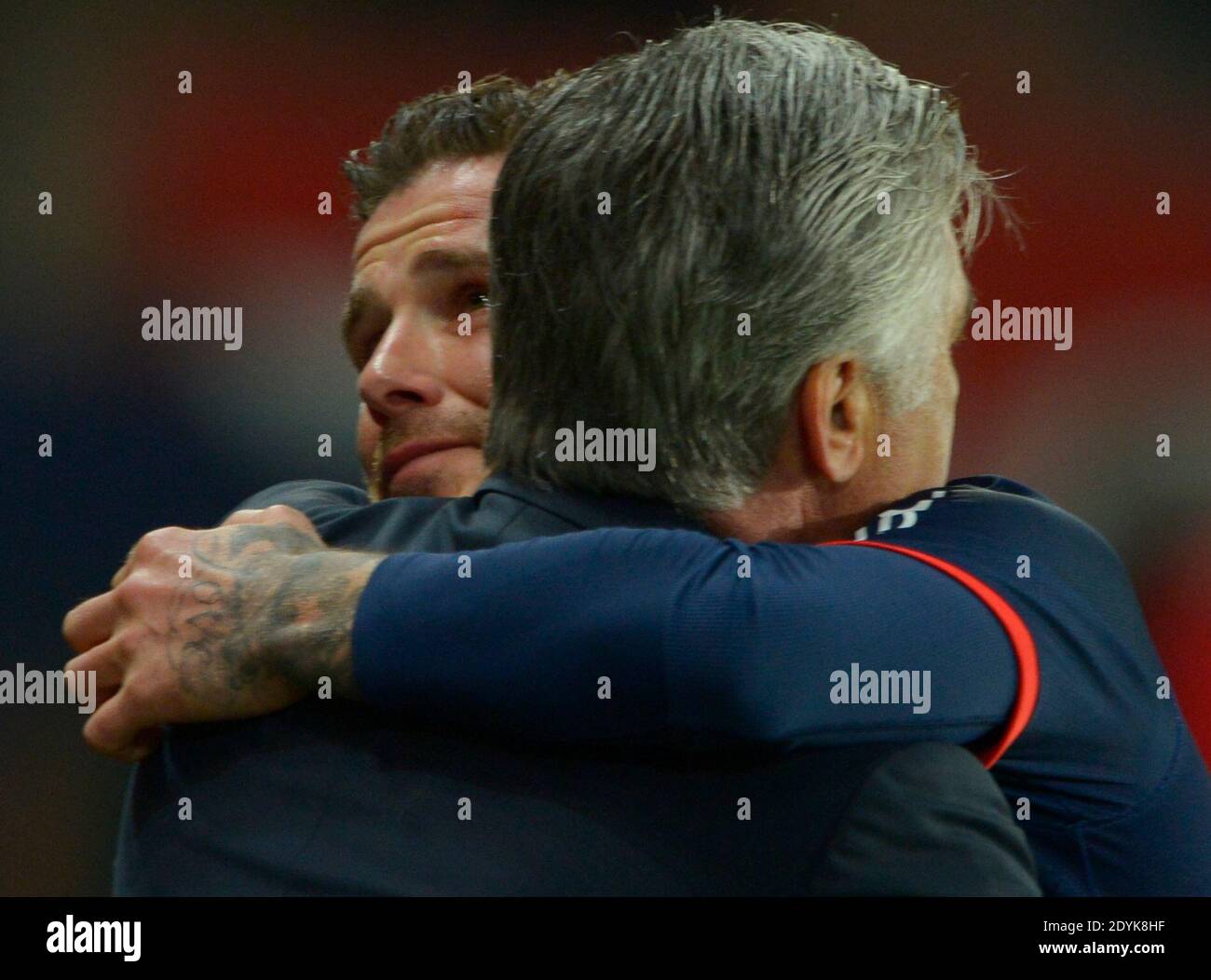 After his replacement David Beckham cries in the hands of cowch Carlo ...