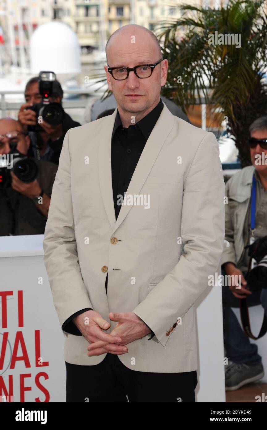 Steven Soderbergh posing at the photocall for the film Behind The ...