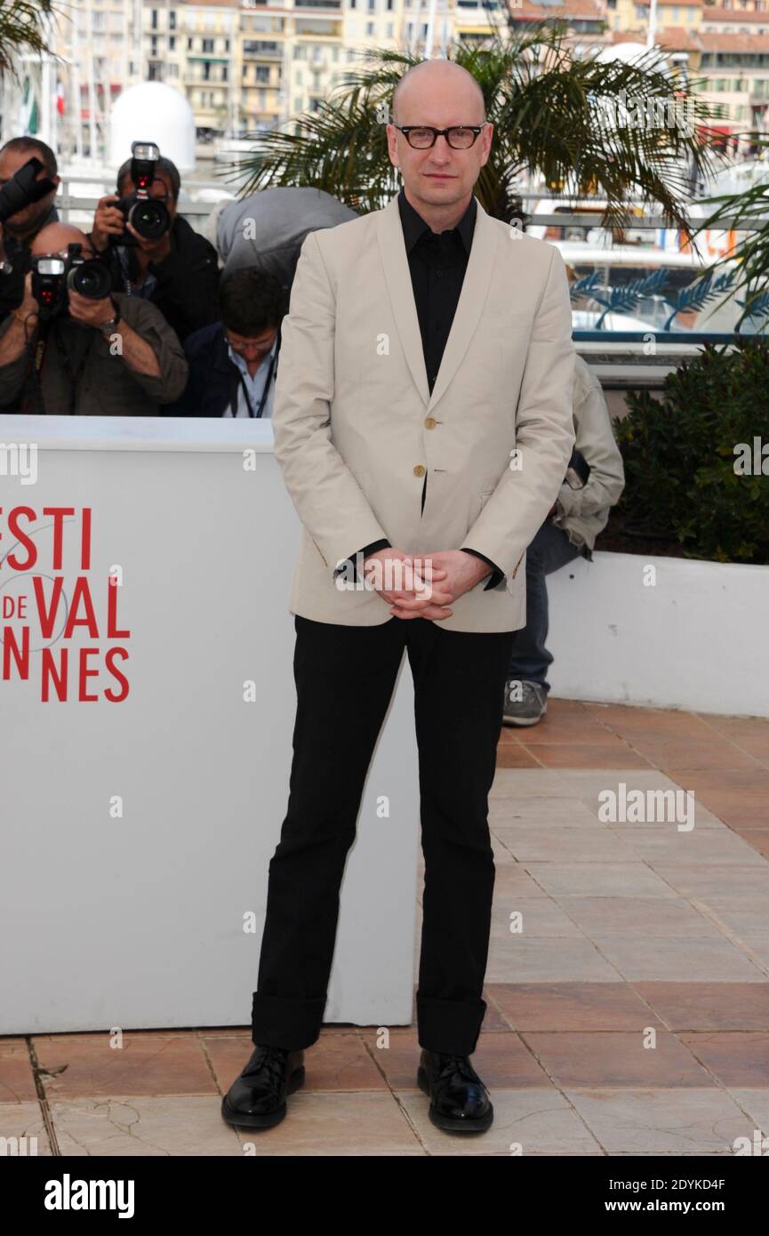 Steven Soderbergh posing at the photocall for the film Behind The ...