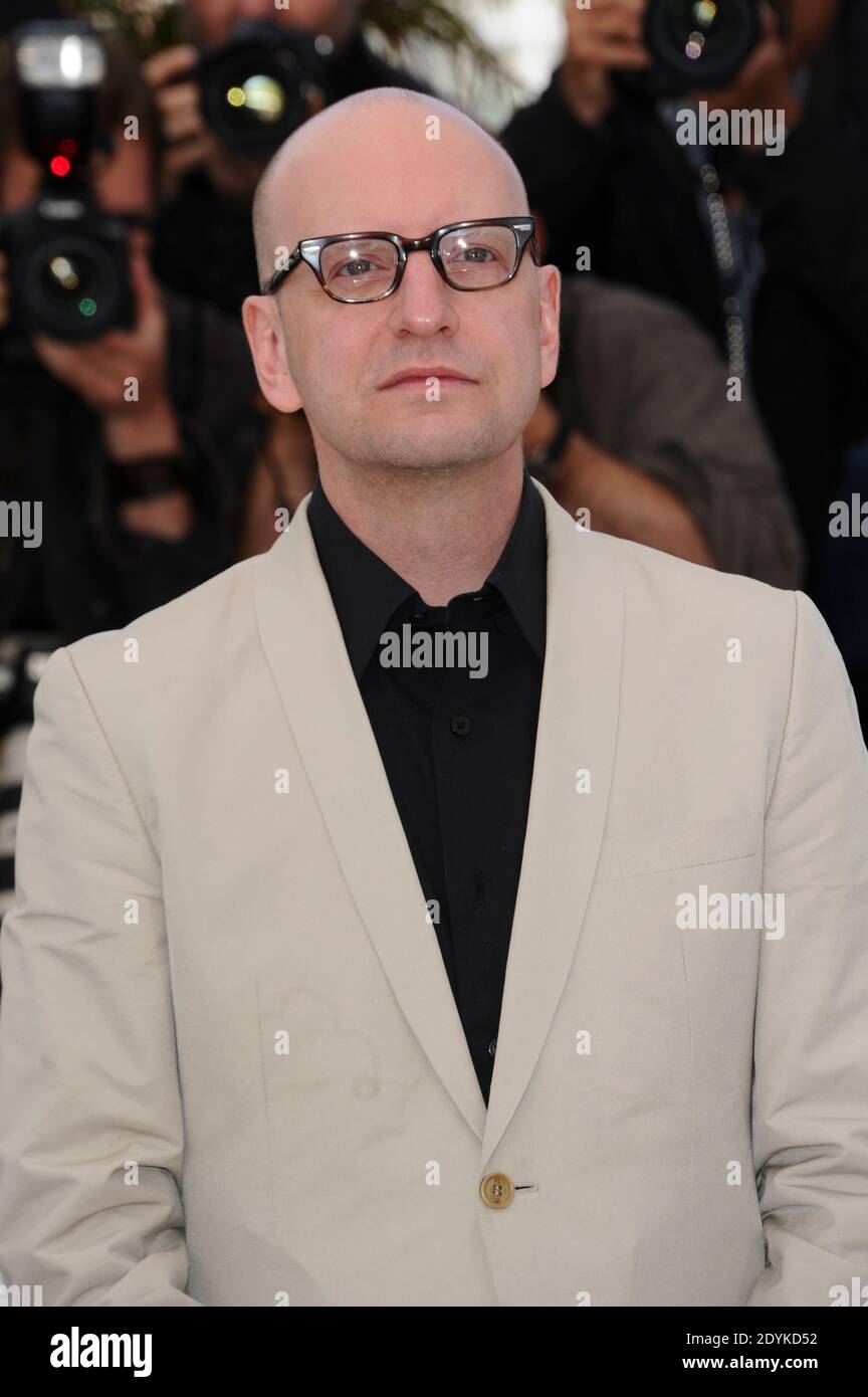 Steven Soderbergh posing at the photocall for the film Behind The ...