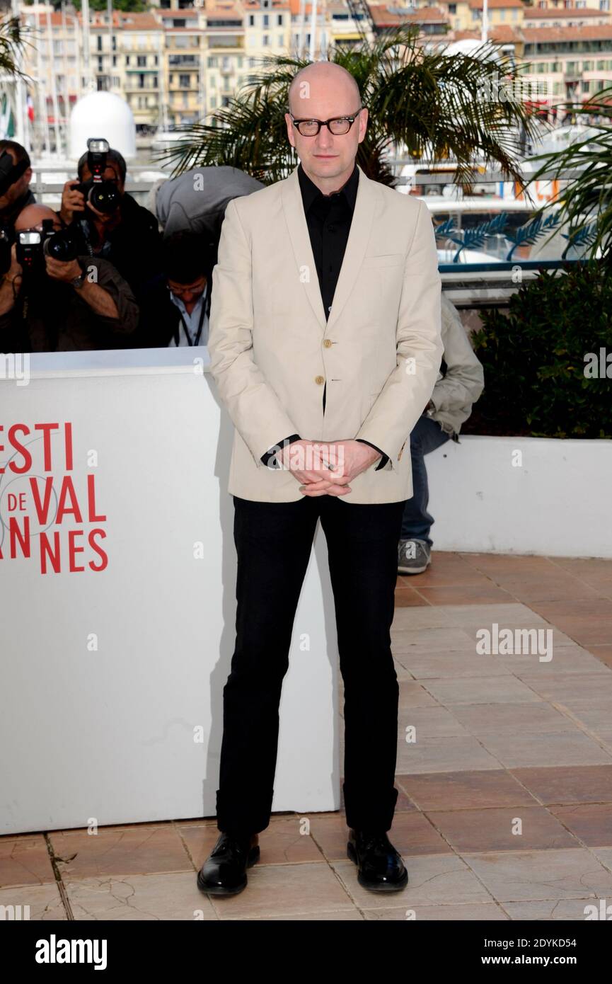 Steven Soderbergh posing at the photocall for the film Behind The ...