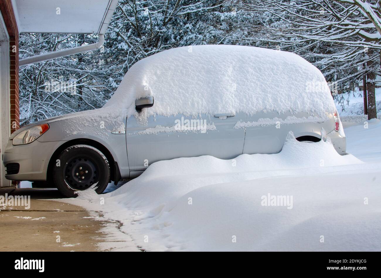 Covered in snow garage trees hi-res stock photography and images - Alamy