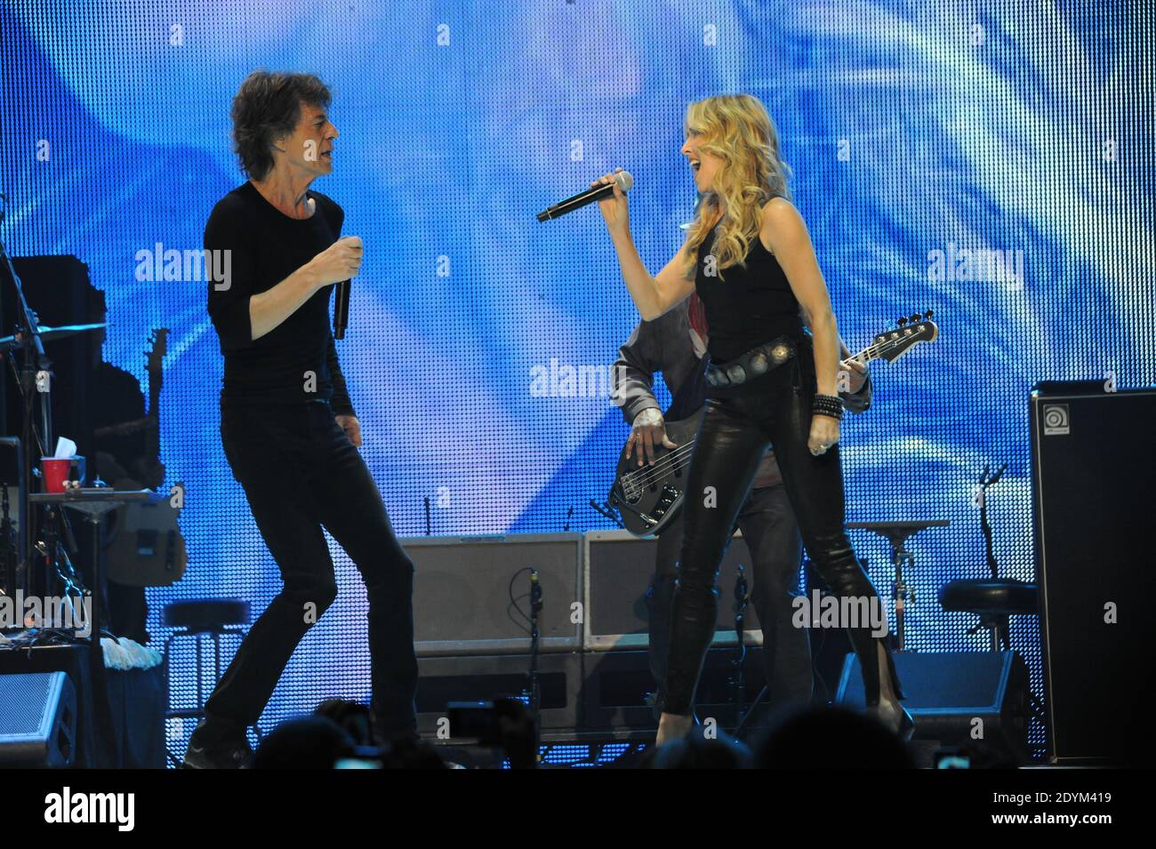 Singer sheryl crow performs on hi-res stock photography and images - Alamy