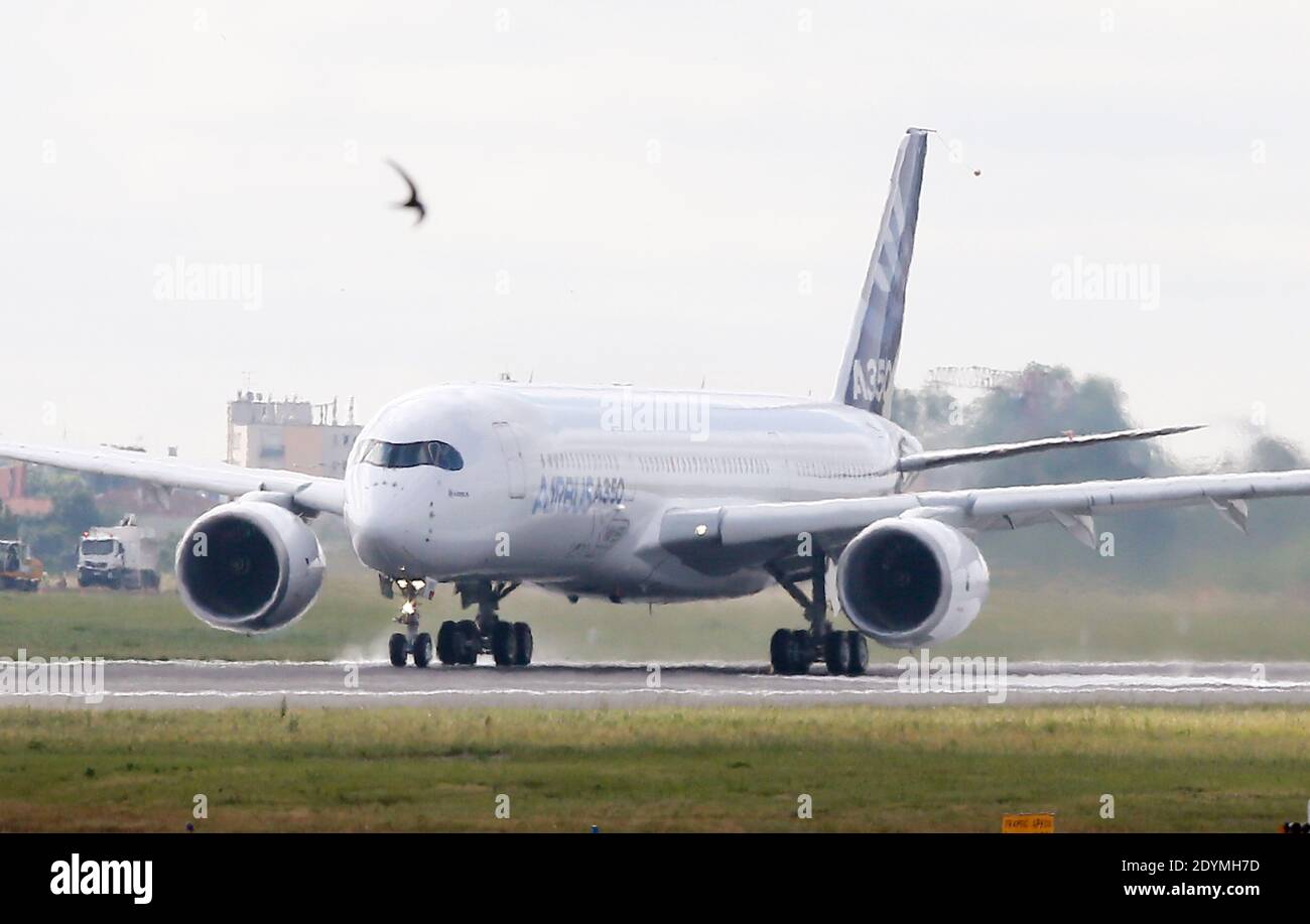 The new Airbus A350 XWB takes off for its long-awaited inaugural flight ...