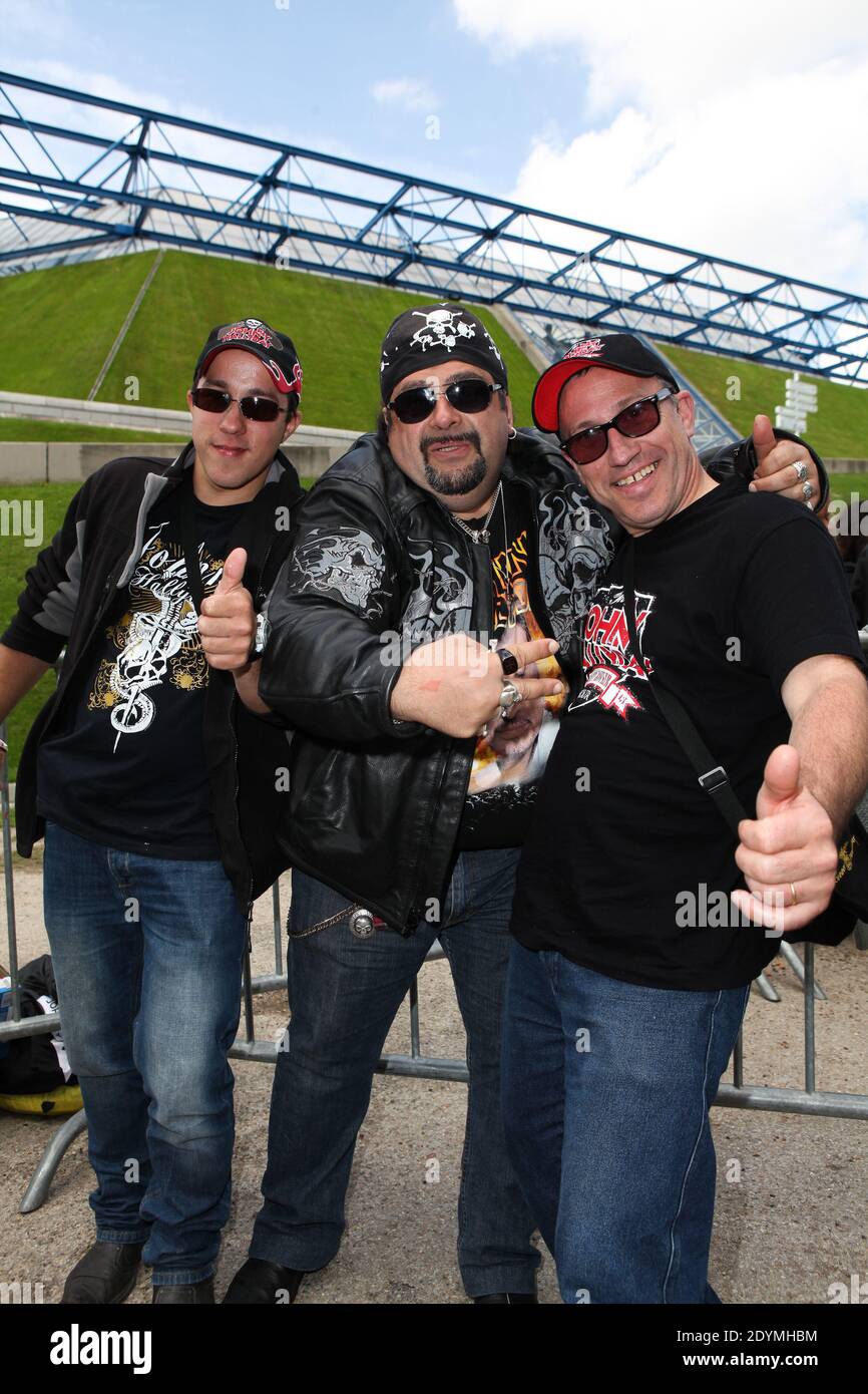 Fans waiting the live concert of Johnny Hallyday at Palais Omnisports ...