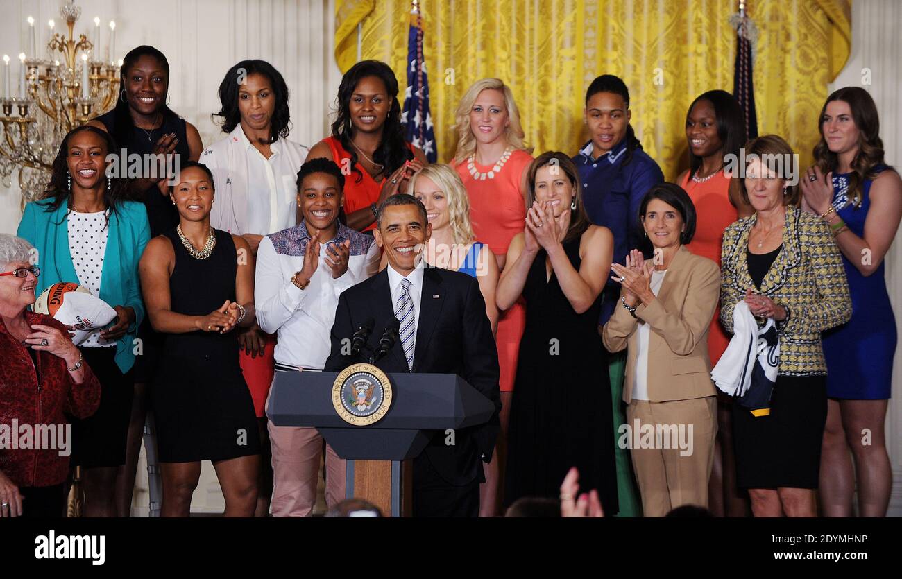 President Barack Obama poses with the WNBA Champion Indiana Fever to ...
