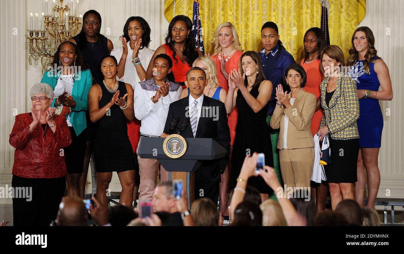 President Barack Obama poses with the WNBA Champion Indiana Fever to ...