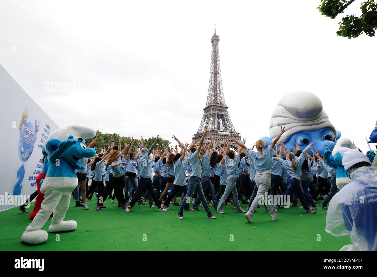 Dancers perform by a giant Smurf character as part of Les Schtroumfs 2 ...