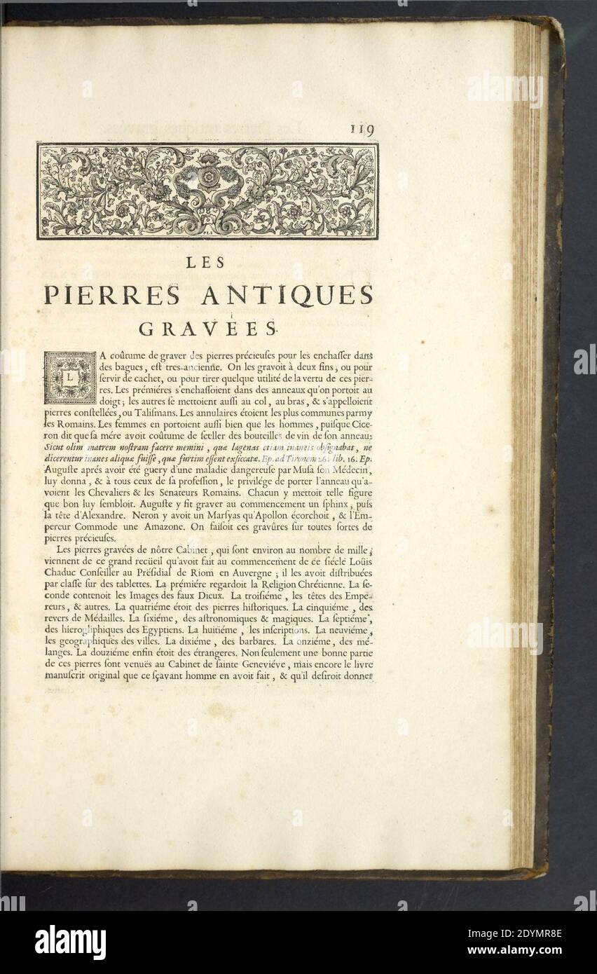Le cabinet de la Bibliotheque de Sainte Genevieve Stock Photo - Alamy