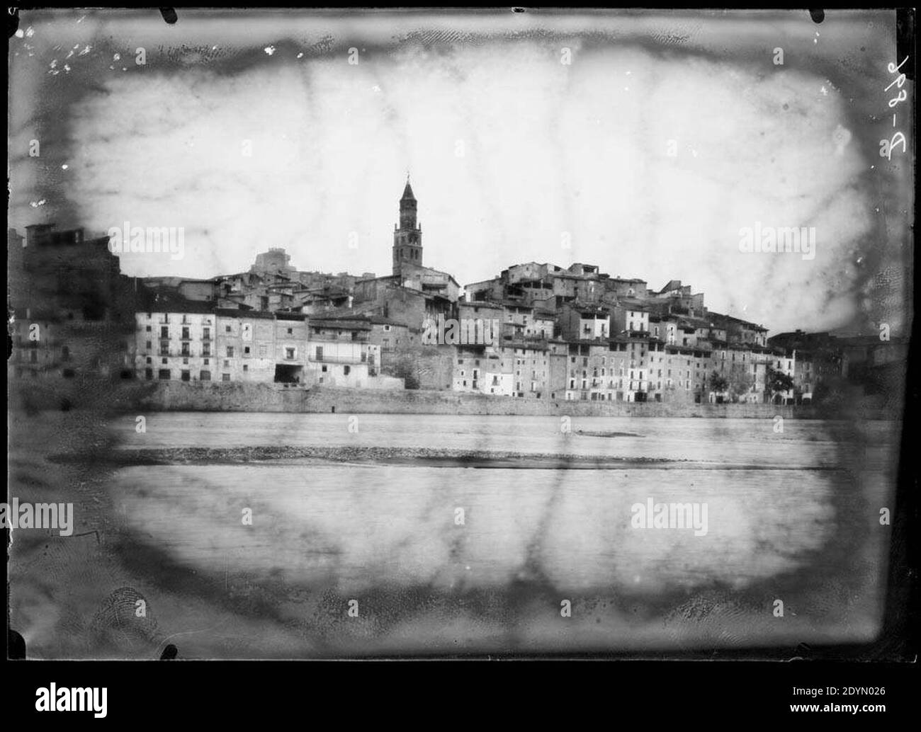 La vila de Fraga amb el riu Cinca en primer terme Stock Photo - Alamy