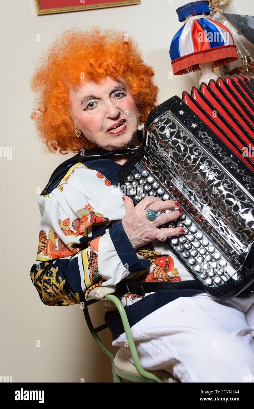 Exclusif - Seance Photos De La Celebre Accordeoniste Francaise Yvette ...
