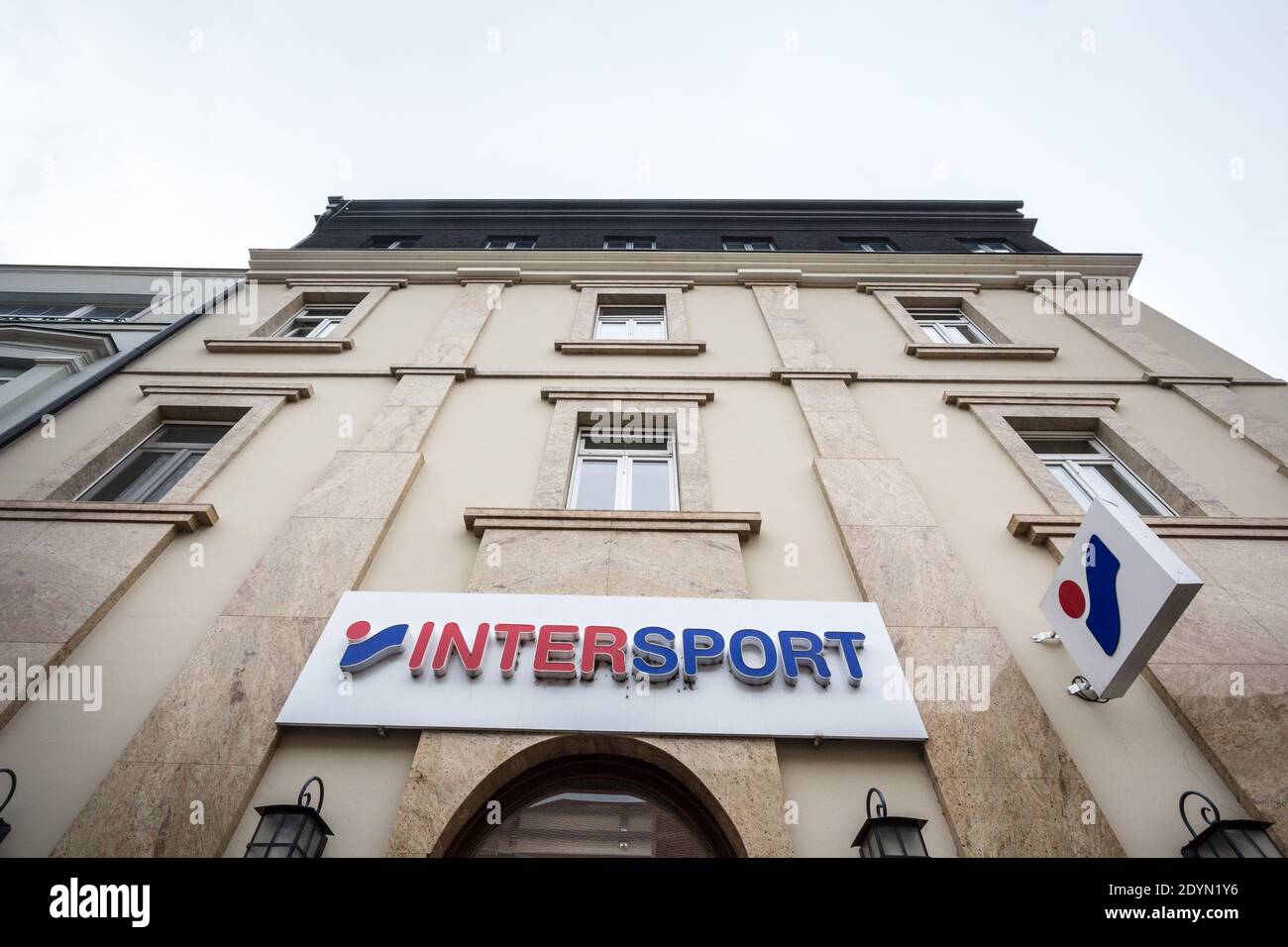 Running on a facade hi-res stock photography and images - Alamy