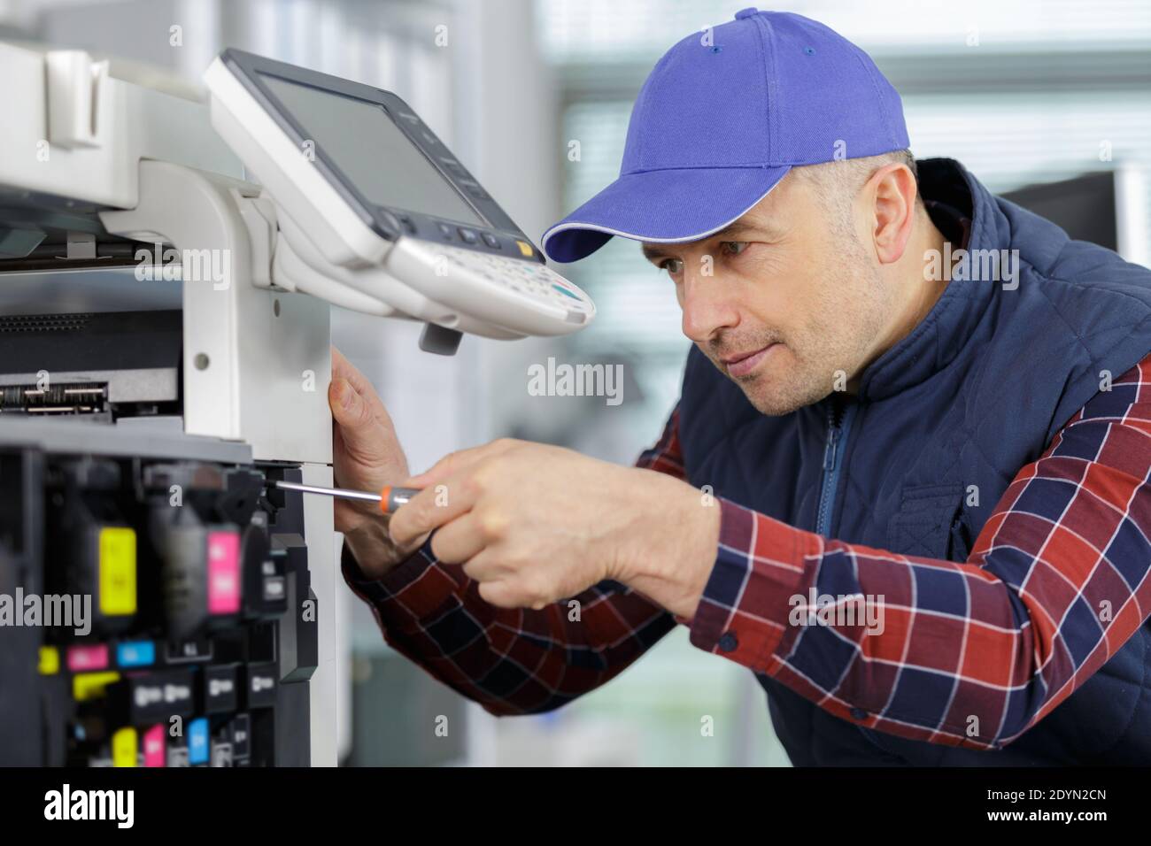 a man fixing photo copier Stock Photo - Alamy