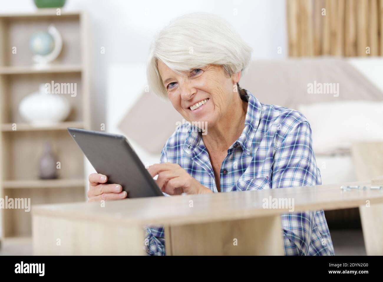 beautiful mature woman using electronic tablet at home Stock Photo - Alamy