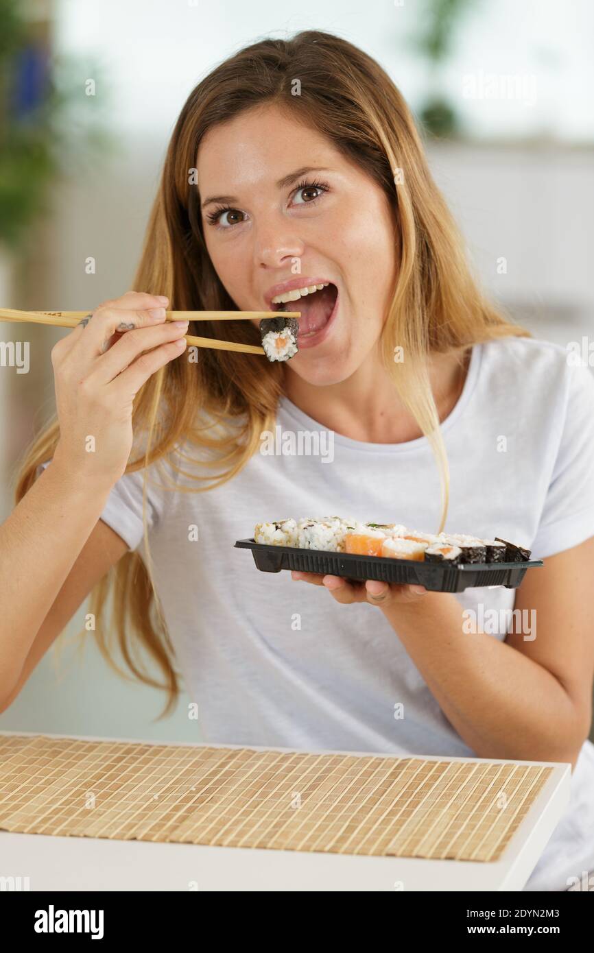 pretty woman eating sushi Stock Photo - Alamy