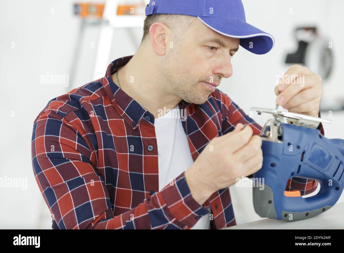 Man using buzz saw hi-res stock photography and images - Alamy
