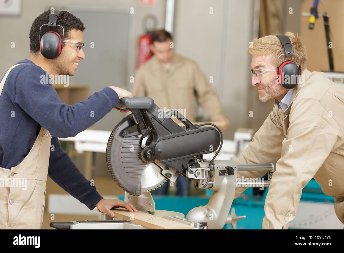 Two men saw hi-res stock photography and images - Alamy
