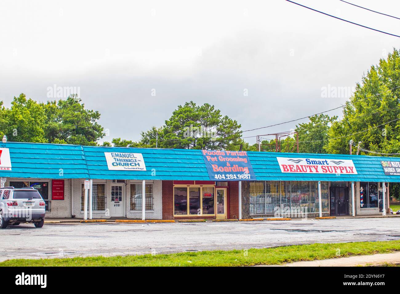 Decatur, Ga / USA - 07 07 20: Urban shopping center with blue facade ...