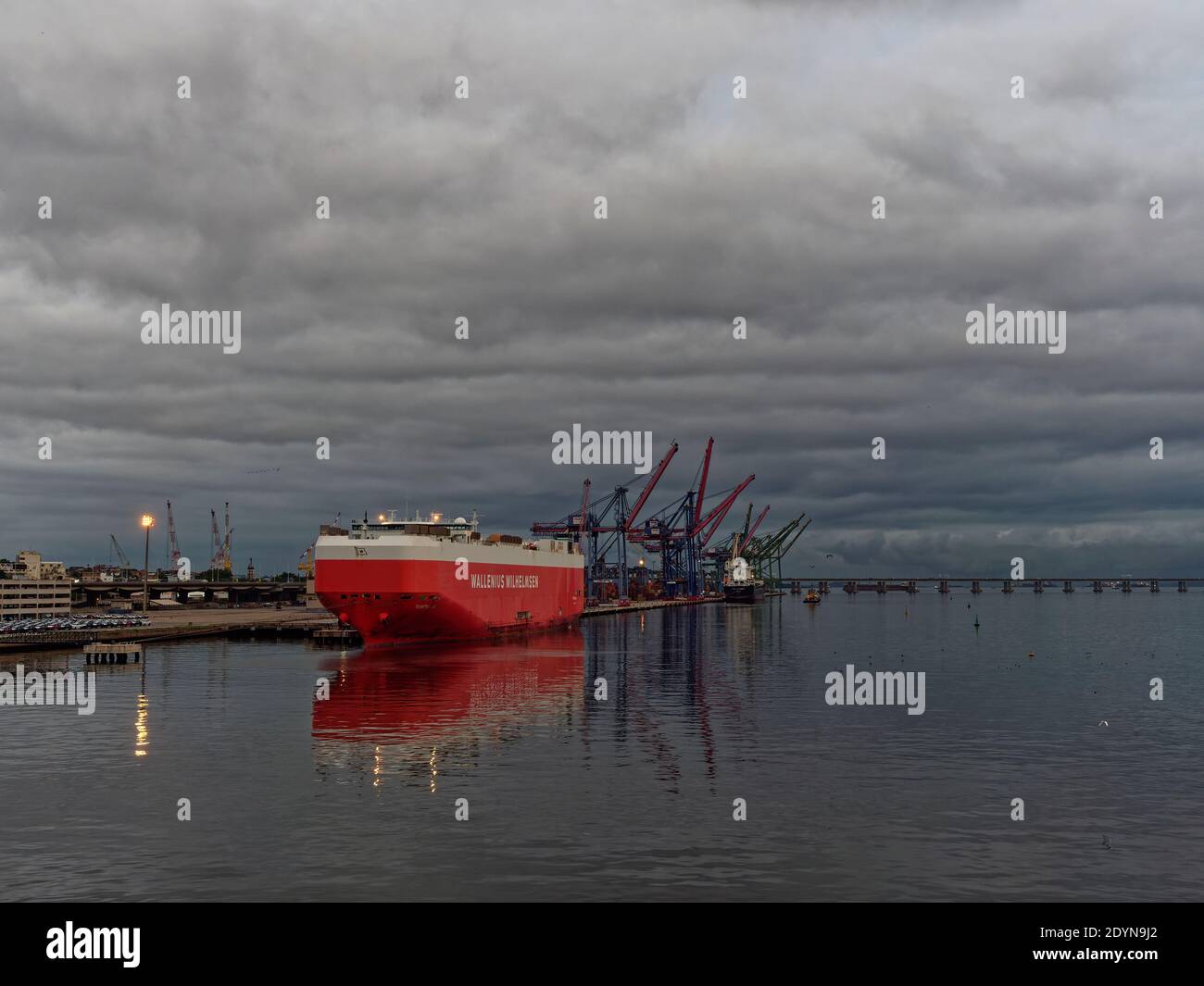 Unloading car transporter hi-res stock photography and images - Alamy